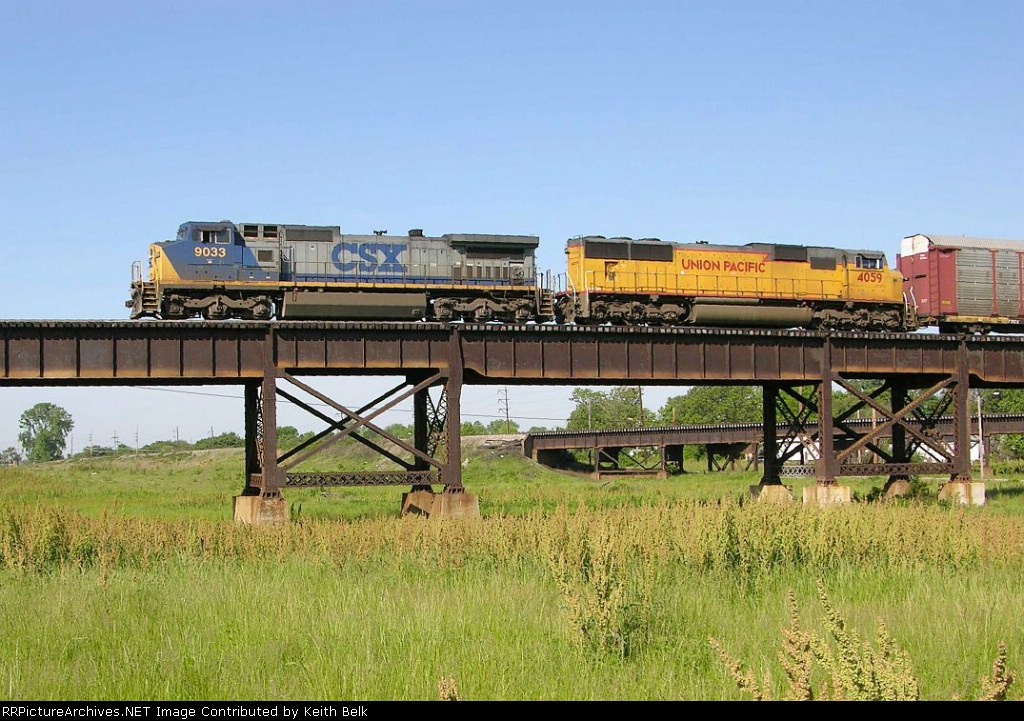 CSX 9033 and UP 4059